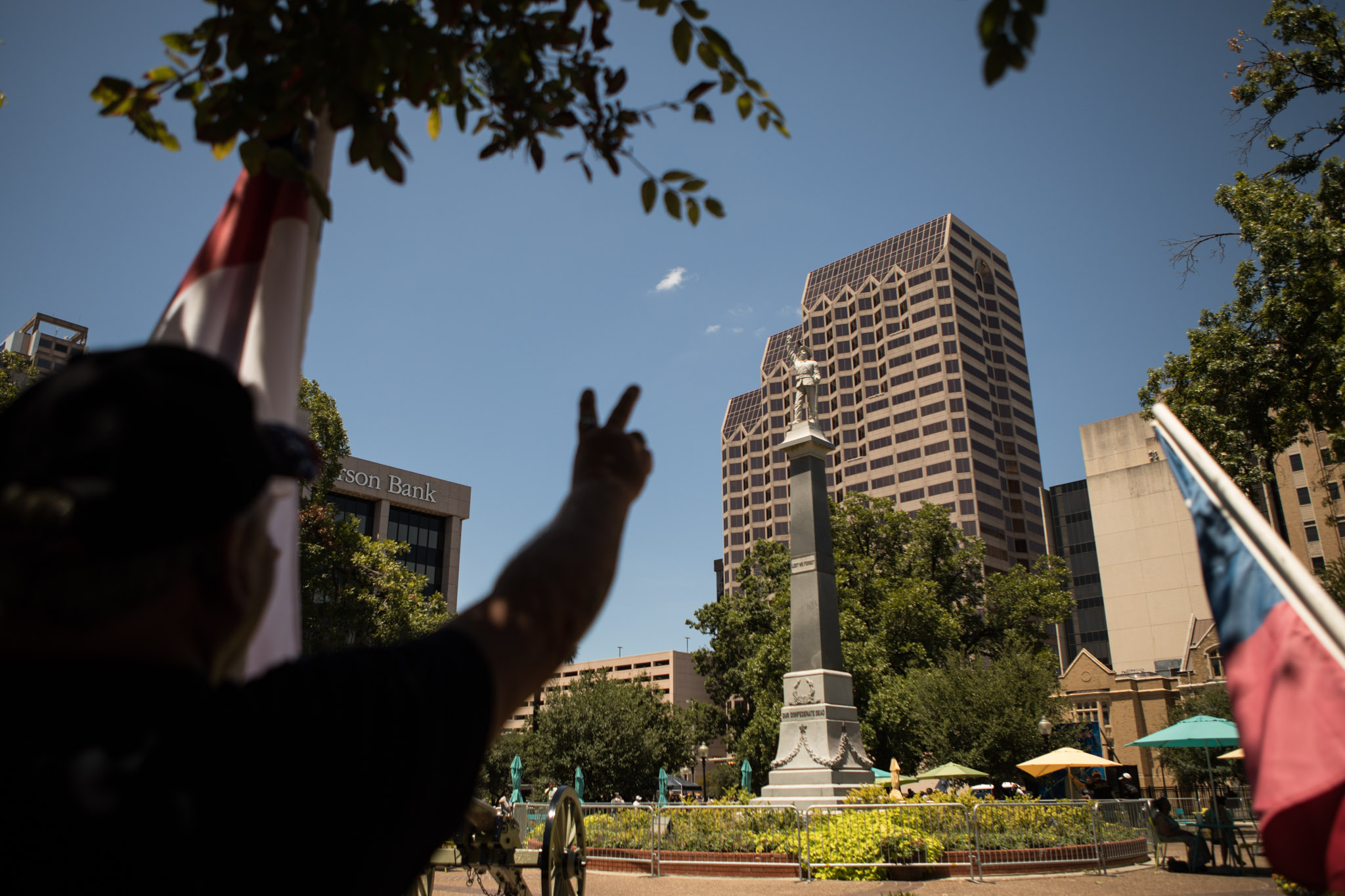 BonnieArbittier_confederate_monument_protest_travis_park_police_violence_confederation_south ...