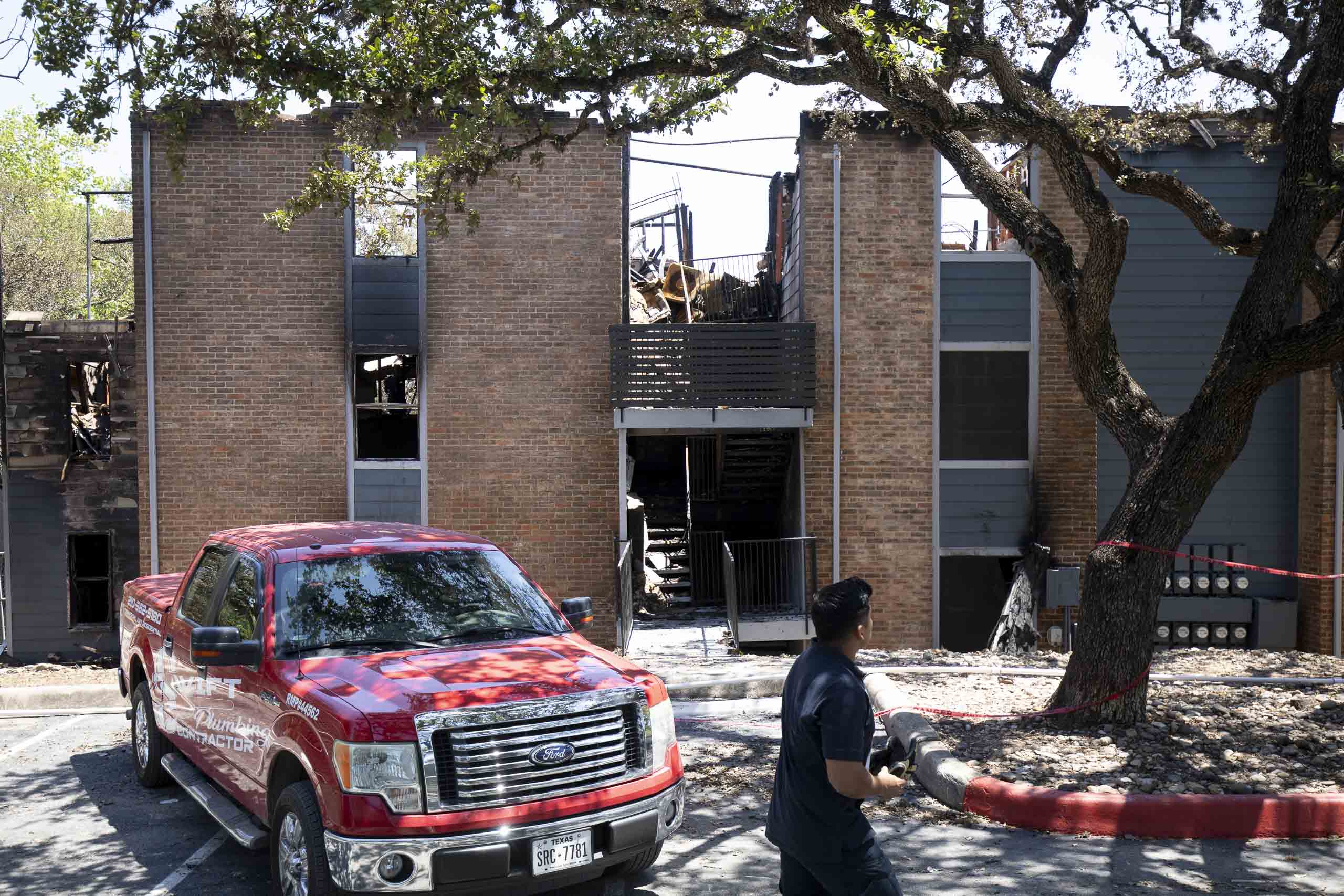 Blaze destroys apartment building in Northwest San Antonio